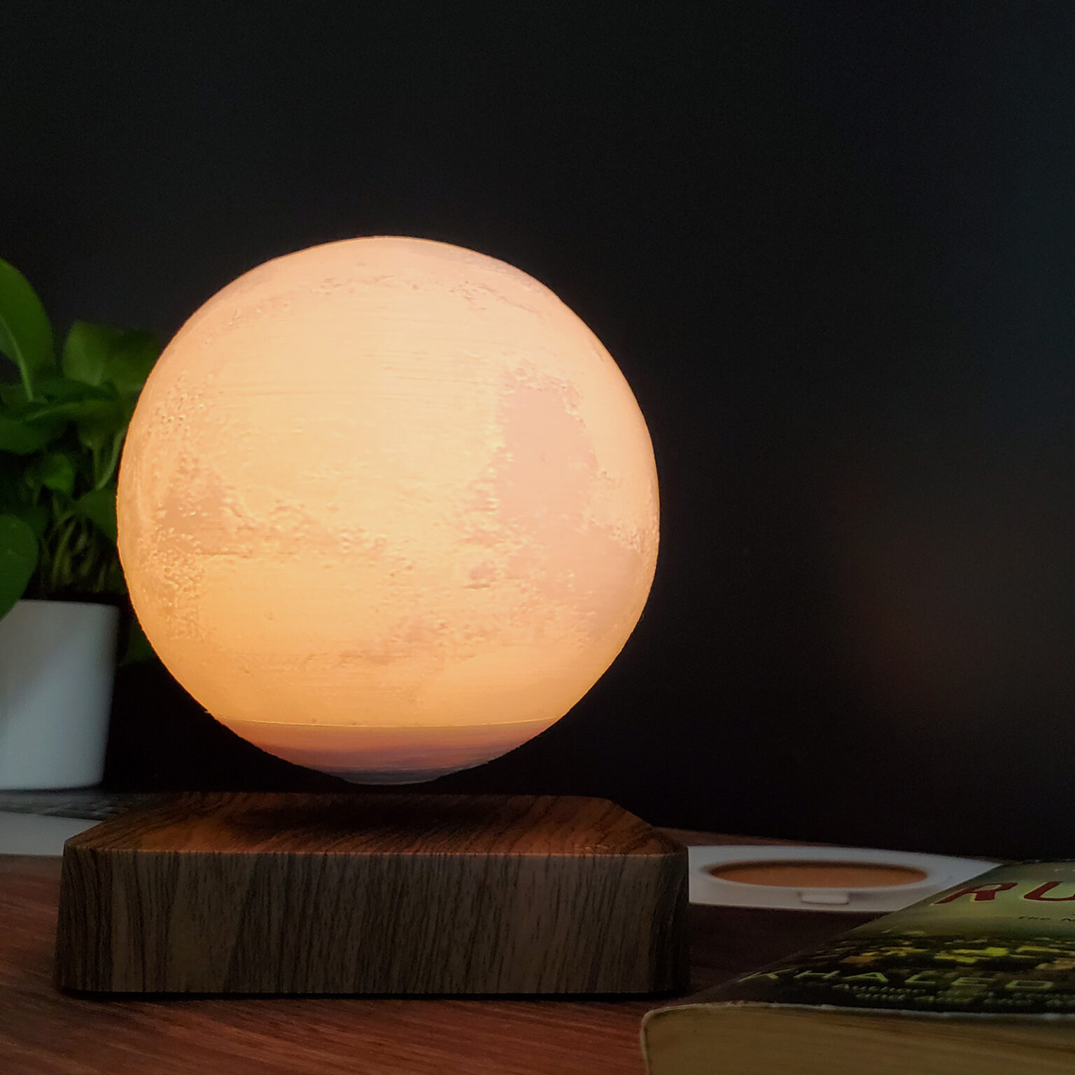 Levitating moon lamp - HCNT Levitation